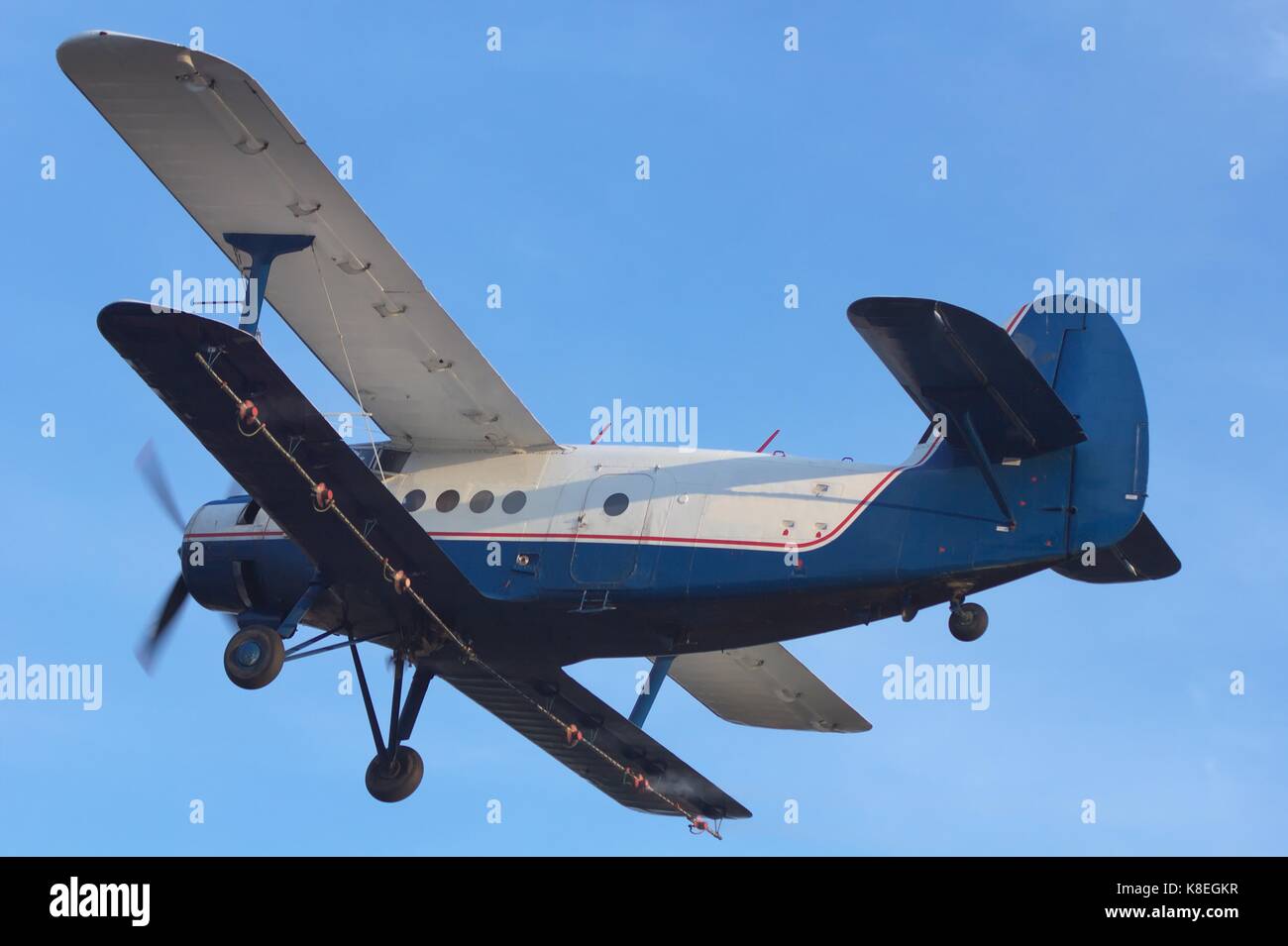 Avion survolant la forêt Banque de photographies et d’images à haute ...