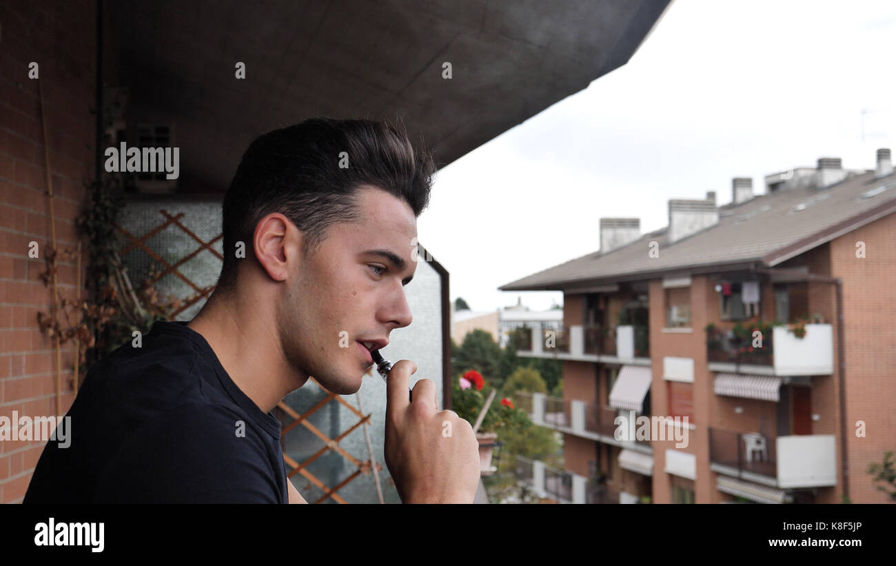Smoking man on balcony Banque de photographies et d’images à haute ...