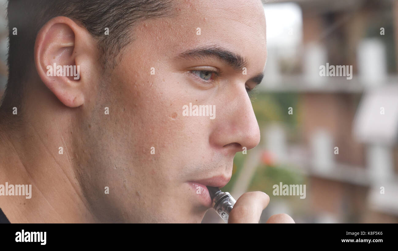 Smoking man on balcony Banque de photographies et d’images à haute ...