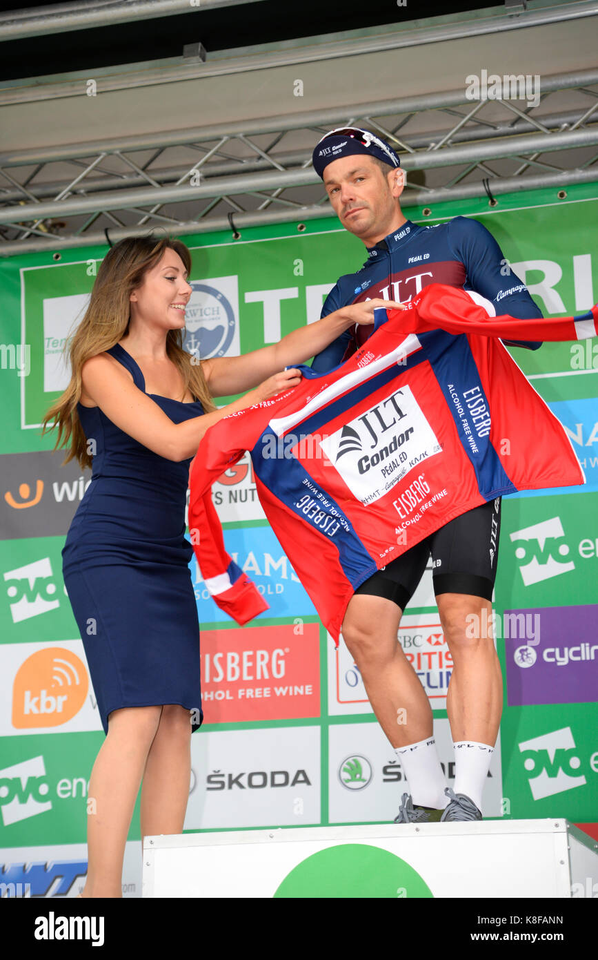 Graham Briggs sur le podium après avoir remporté le contre-la-montre de ...