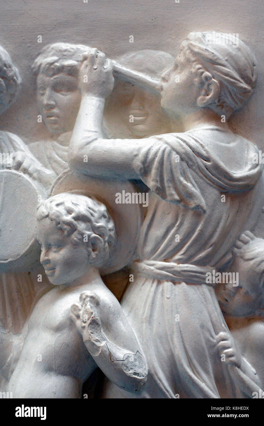 Une plaque classique grecque ou romaine ou cameo fait de parian ware ou ...