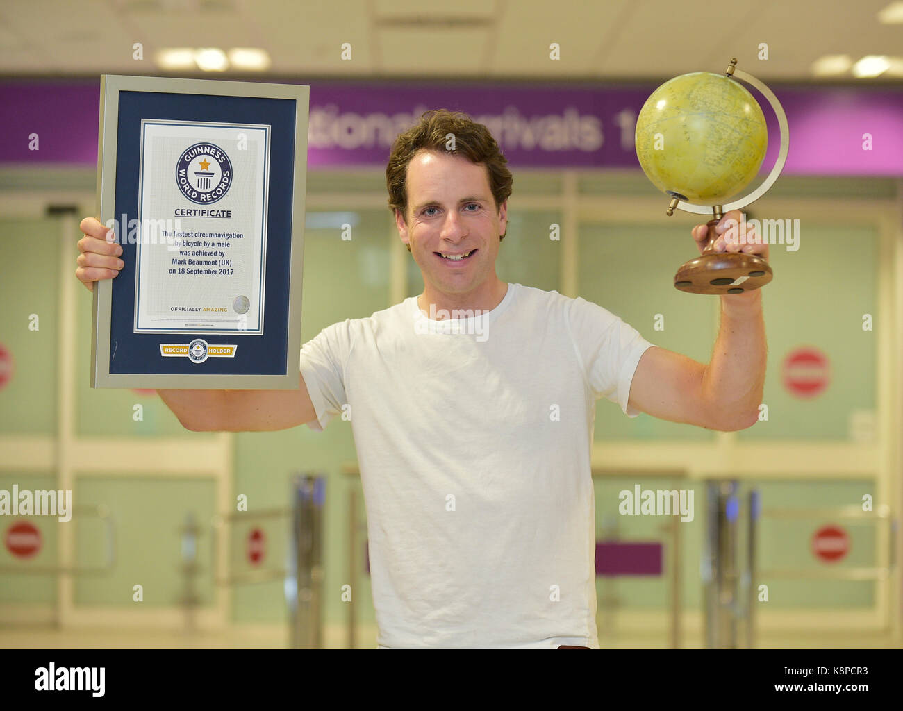 Adventurer mark beaumont qui a établi un nouveau record mondial pour le ...