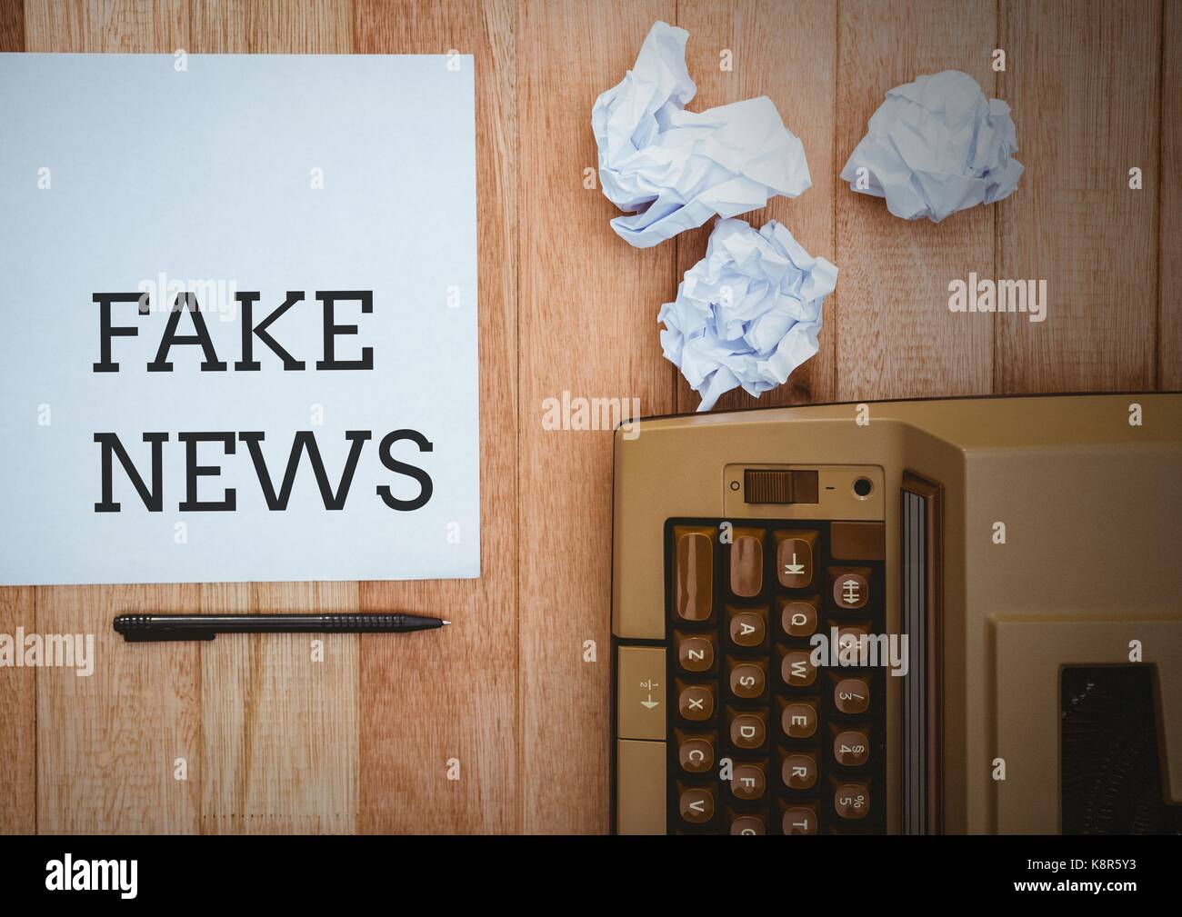 Digital composite de Fake news text à la machine à écrire Photo Stock ...