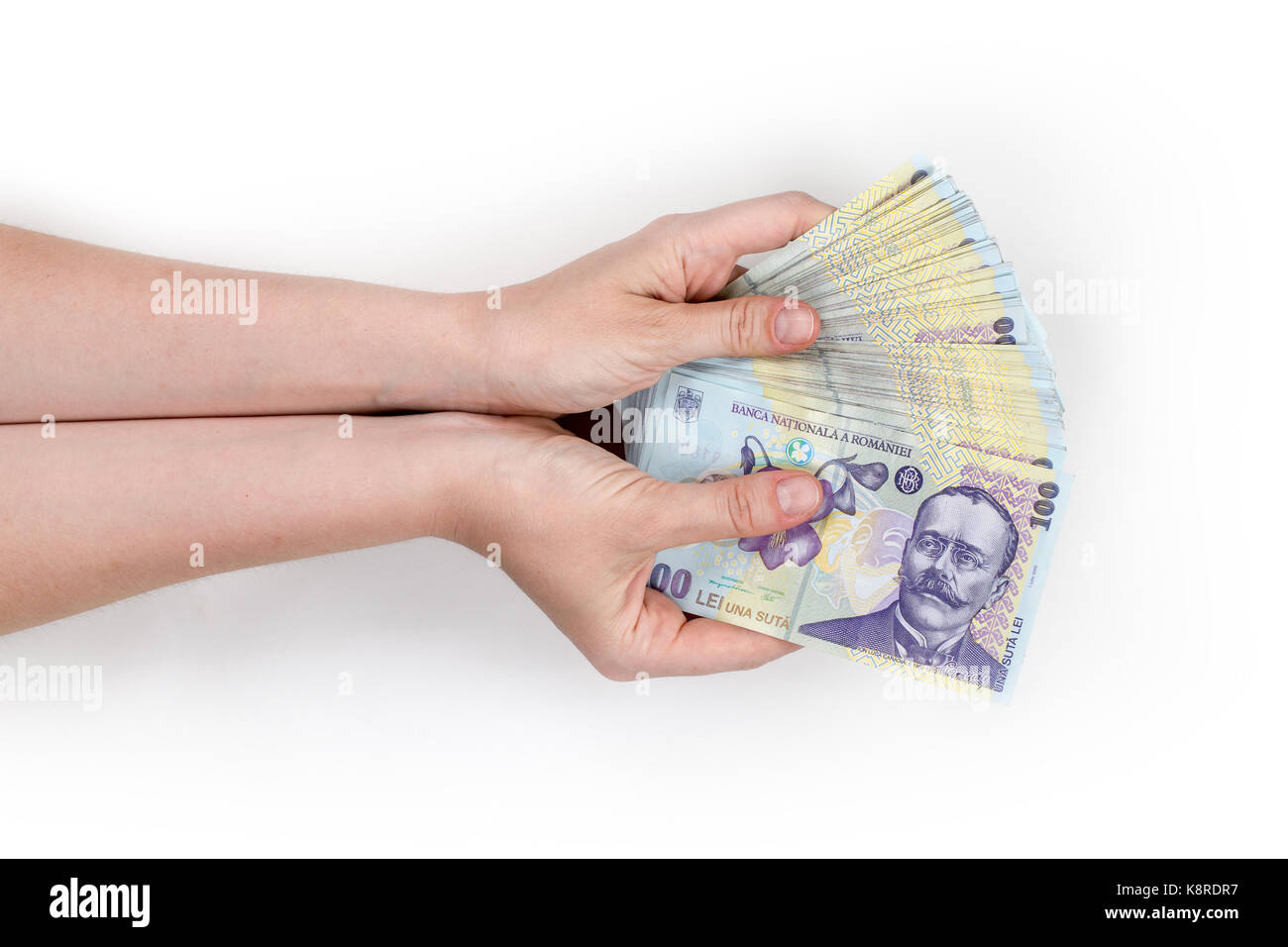 Woman's hand holding argent isolé sur fond blanc. billets roumaine 100 ...