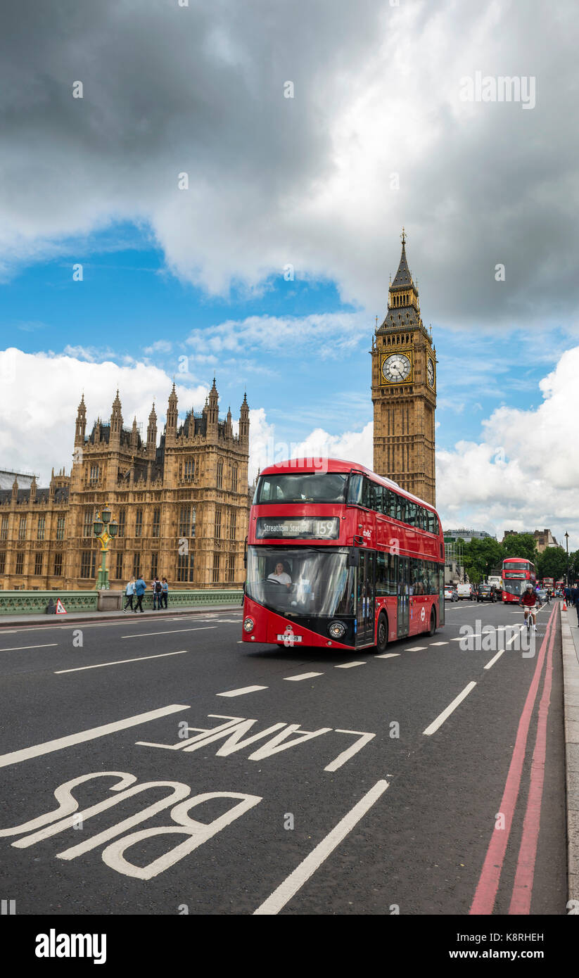 Bus à impériale rouge sur le pont de Westminster, le palais de ...