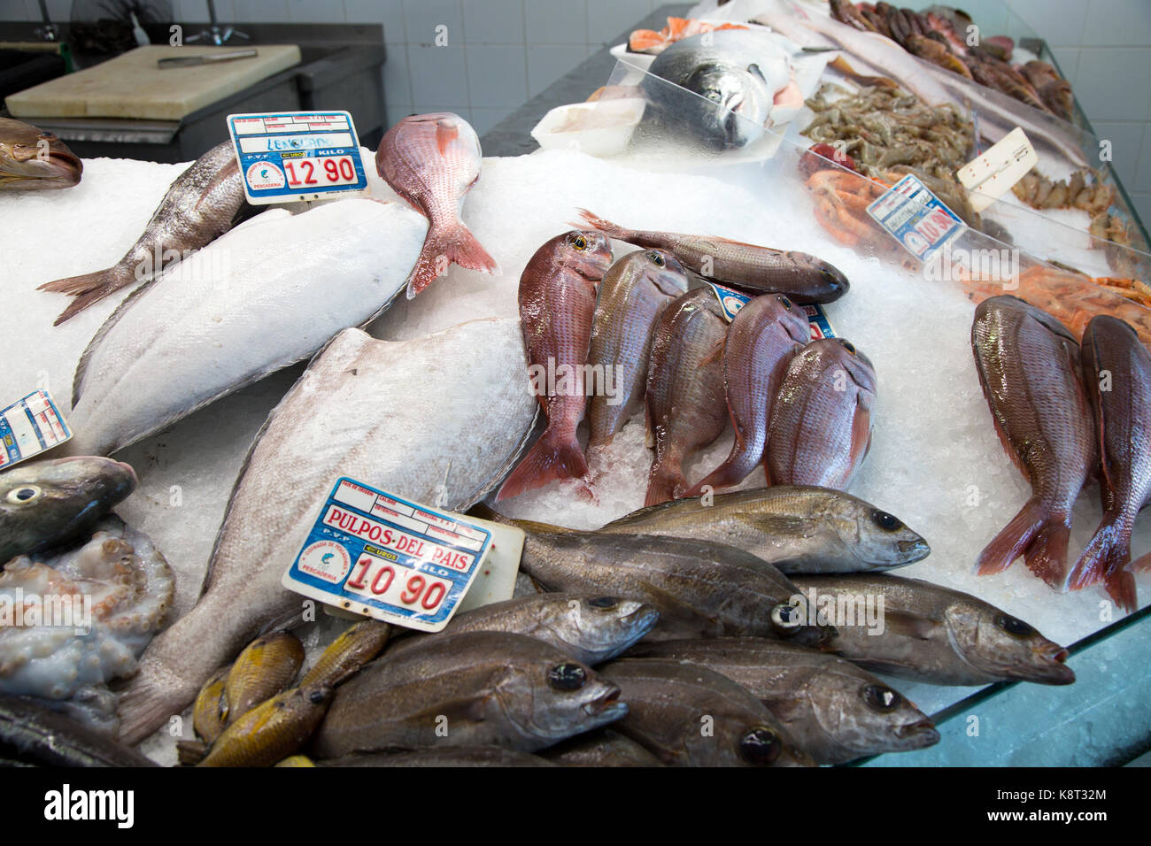 Le poisson frais sur la glace à poissonniers à Playa Blanca, Lanzarote ...
