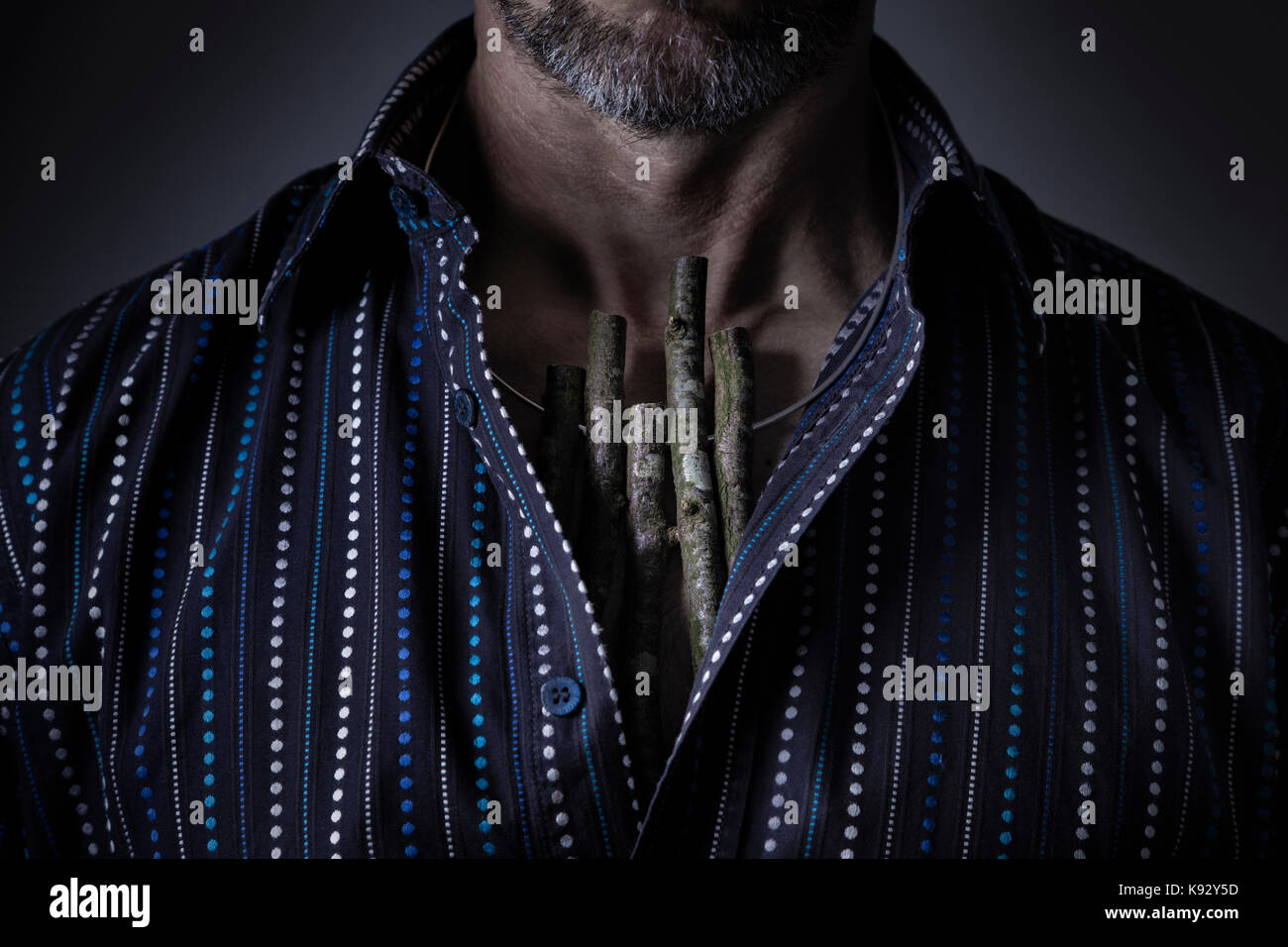 Homme avec collier Banque de photographies et d’images à haute ...