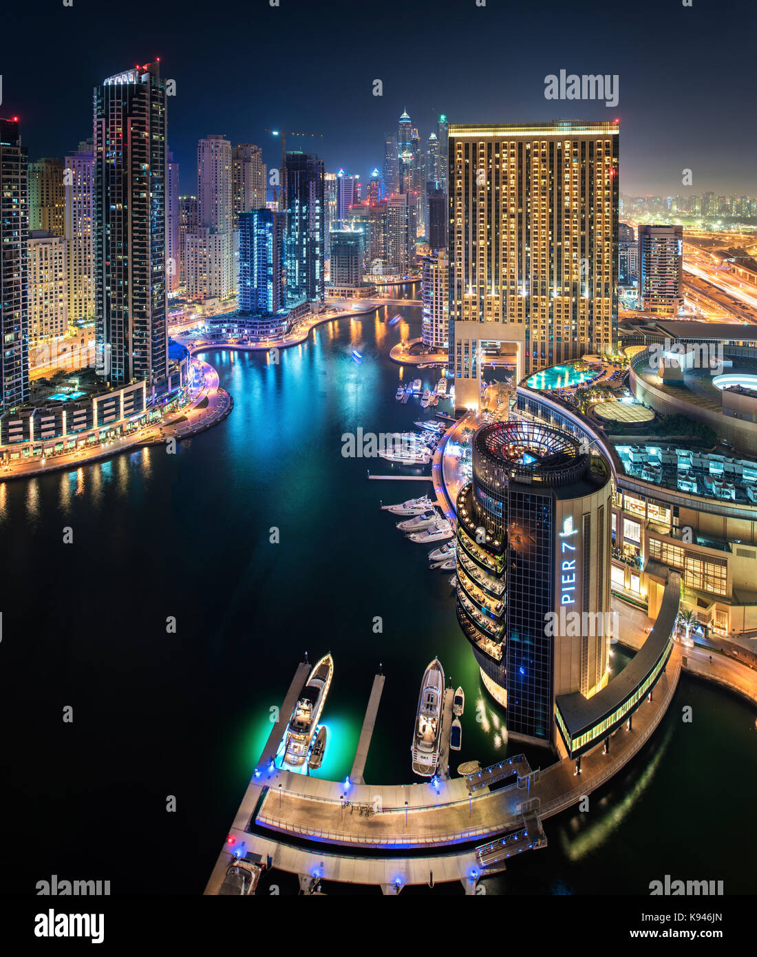 Paysage urbain de Dubaï, Émirats arabes unis, au crépuscule, avec les ...