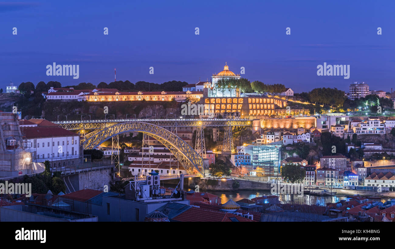 Vue sur la ville de Mosteiro da Serra do Pilar et Pont Dom Luis I Porto ...