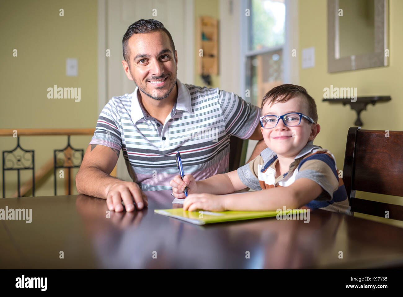 Père Fils aidant à faire ses devoirs. parent aide son enfant Photo ...