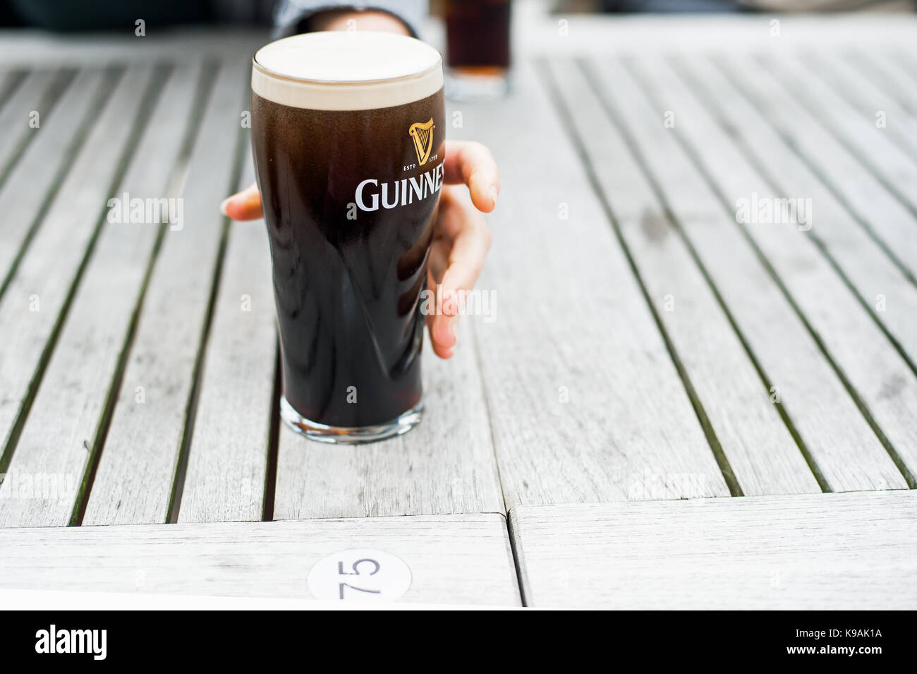 Une pinte de Guinness en verre sur le point d'être saisis Photo Stock ...