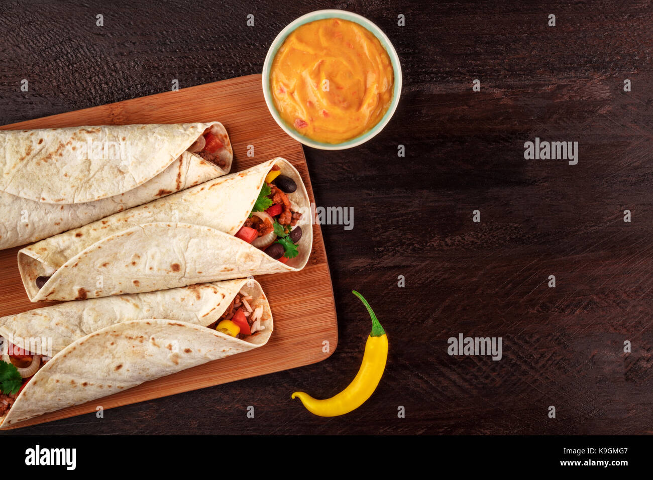 Une photo prise à la verticale du mexican burritos au boeuf, riz ...