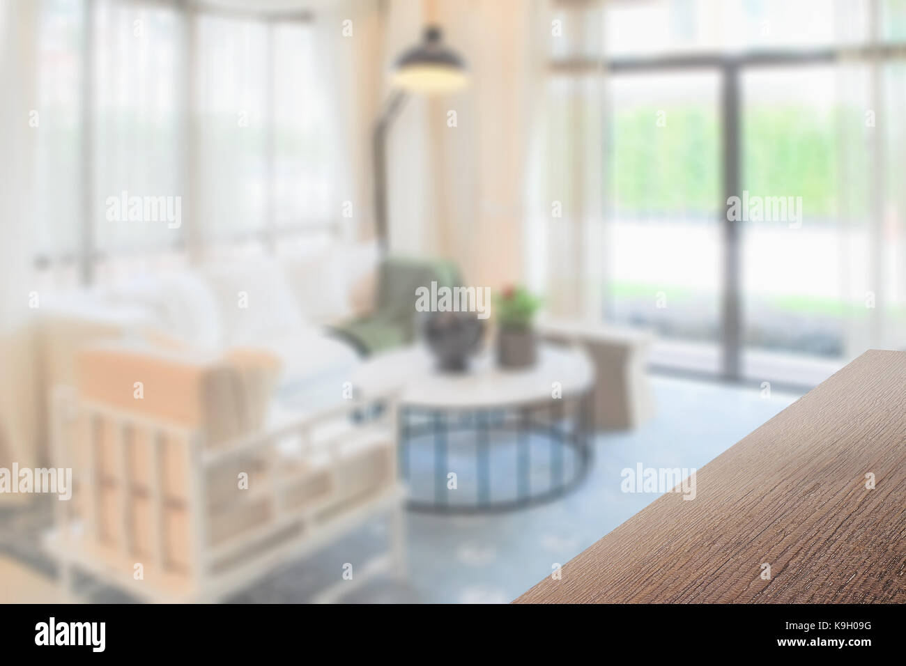 Haut de table en bois avec arrière-plan flou intérieur salon avec lampe ...