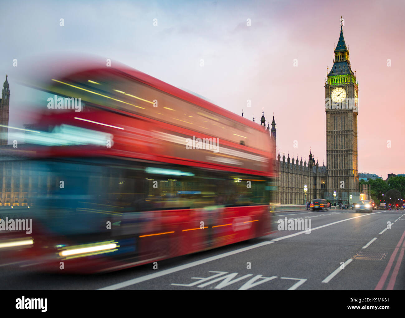 Bus à impériale rouge sur le pont de Westminster, au crépuscule, du palais de Westminster et Big ...