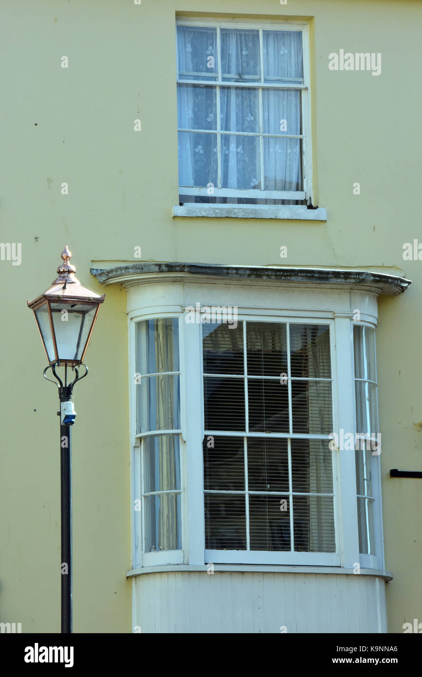 La belle vieille grande baie vitrée avec volet ouvrant des fenêtres sur ...