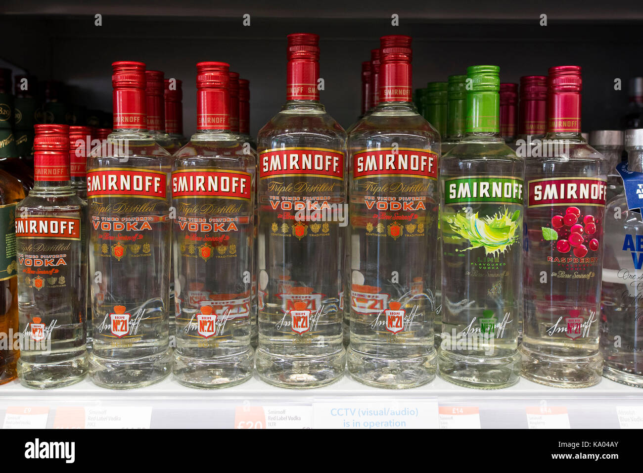 Smirnoff Vodka Bottles Banque d'image et photos - Alamy