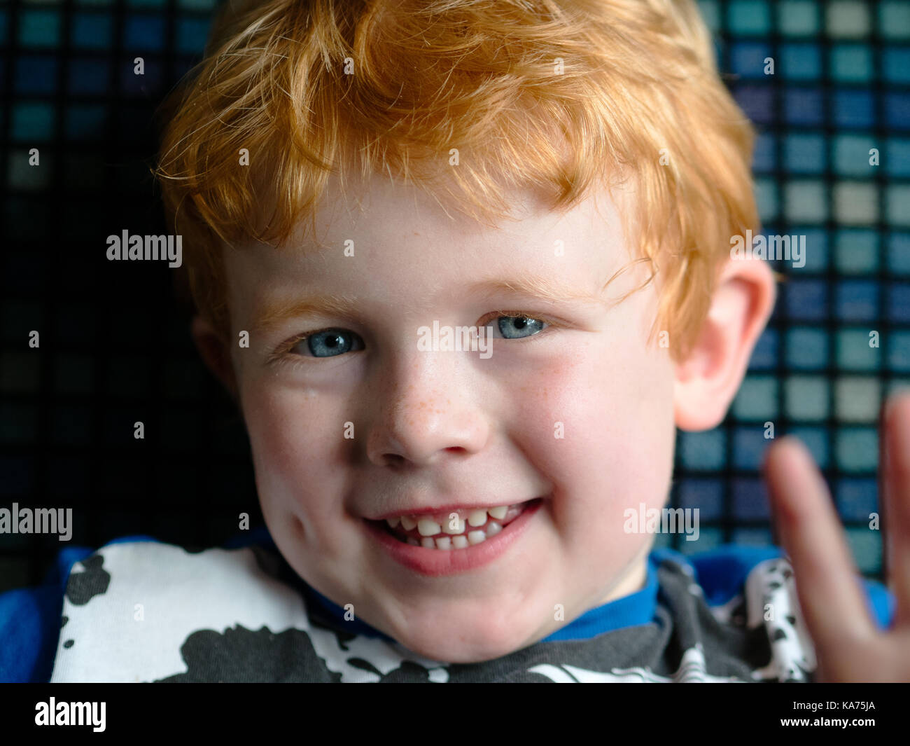 Garçon cheveux roux yeux bleus Banque de photographies et d’images à ...