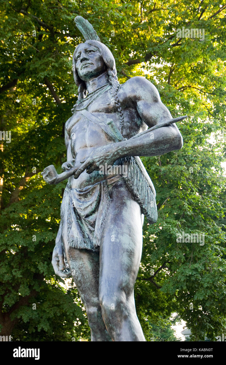 Native american statue Banque de photographies et d’images à haute ...