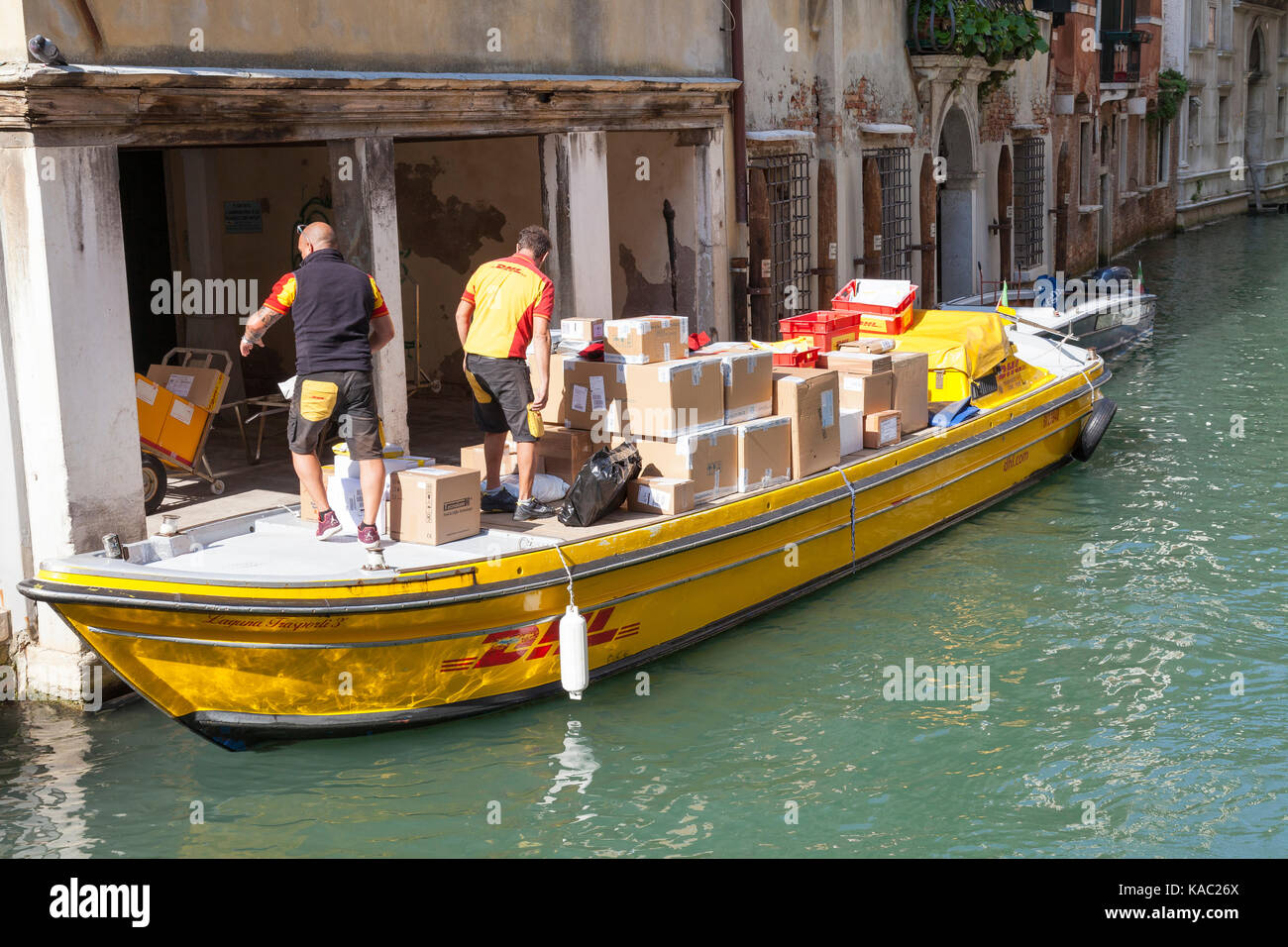 Dhl boat Banque de photographies et d’images à haute résolution - Alamy