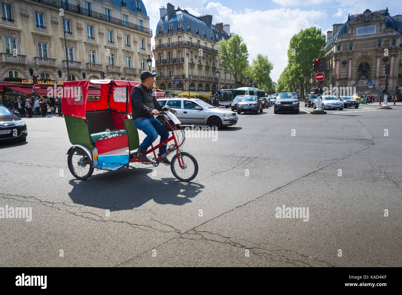 Pousse pousse touristique paris street Banque de photographies et d ...