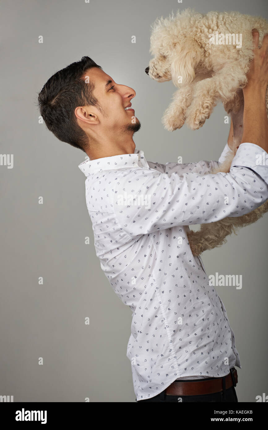 Jeune homme avec son chien Banque de photographies et d’images à haute ...