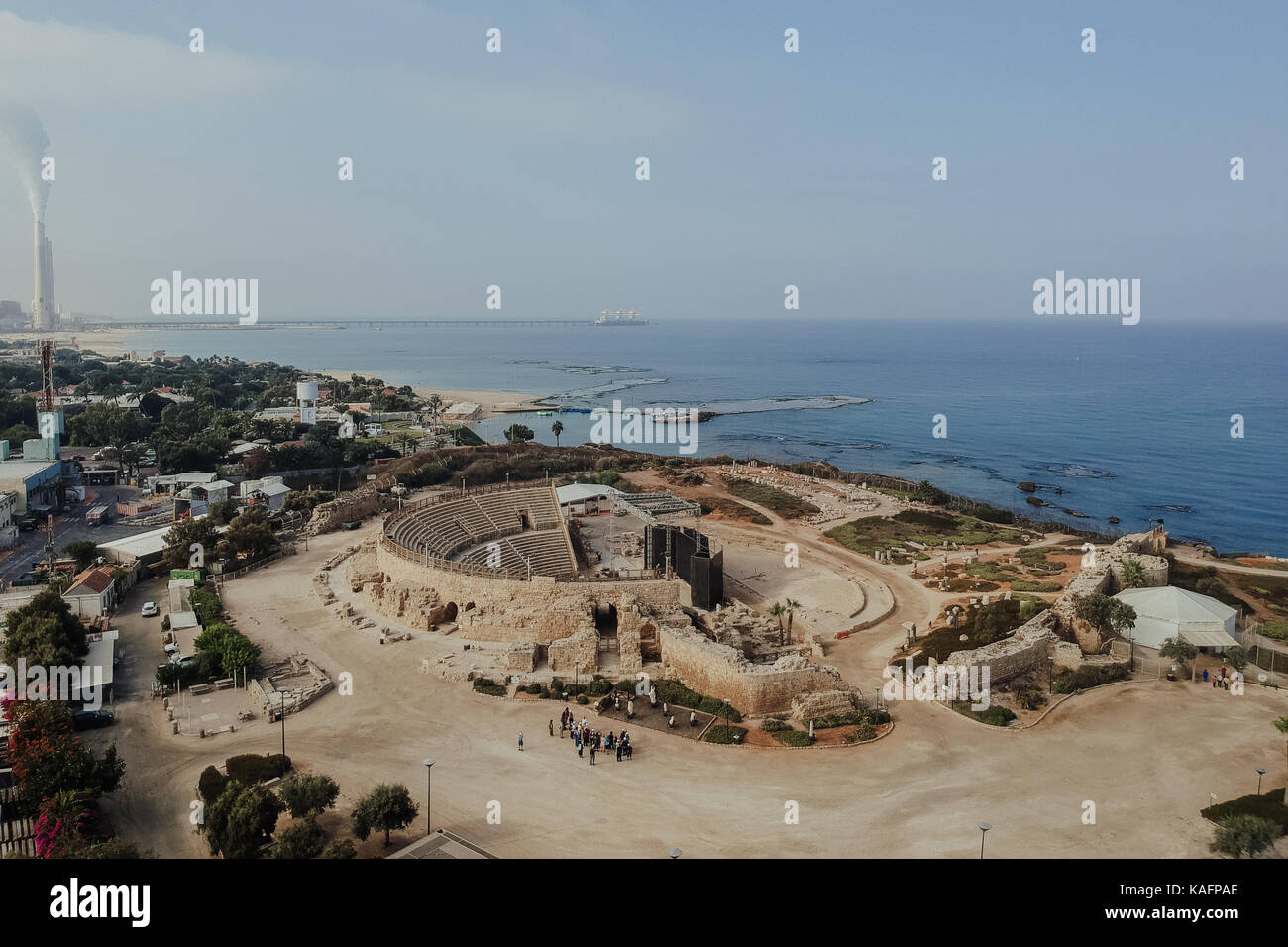 Vue aérienne de l'amphithéâtre à Césarée, en Israël. la mer ...