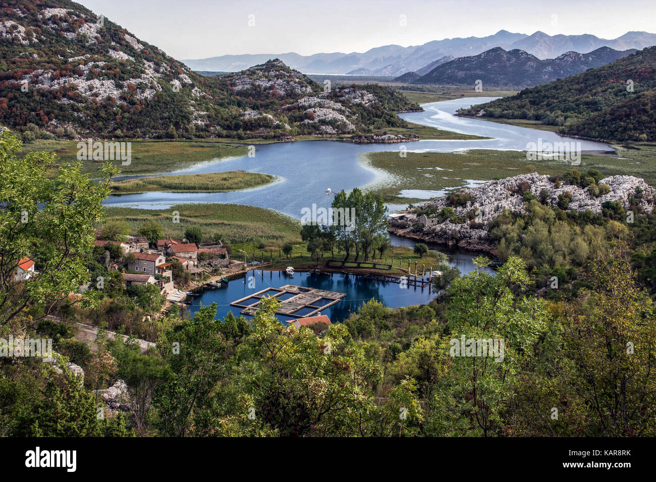 Vue du village de karuc au lac de skadar Banque de photographies et d ...