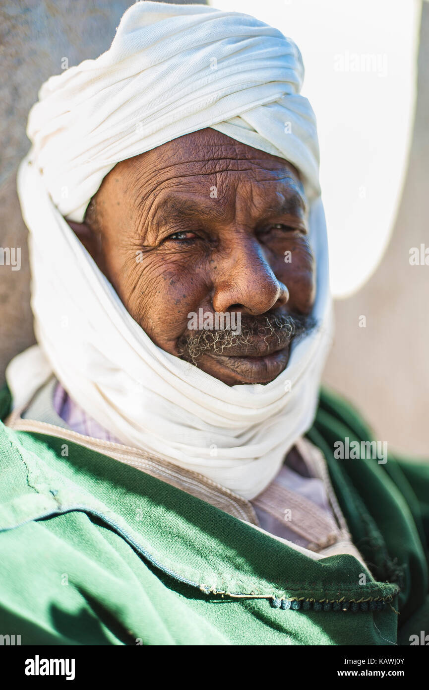 Portrait d'un homme en costume traditionnel de Merzouga, Maroc région ...