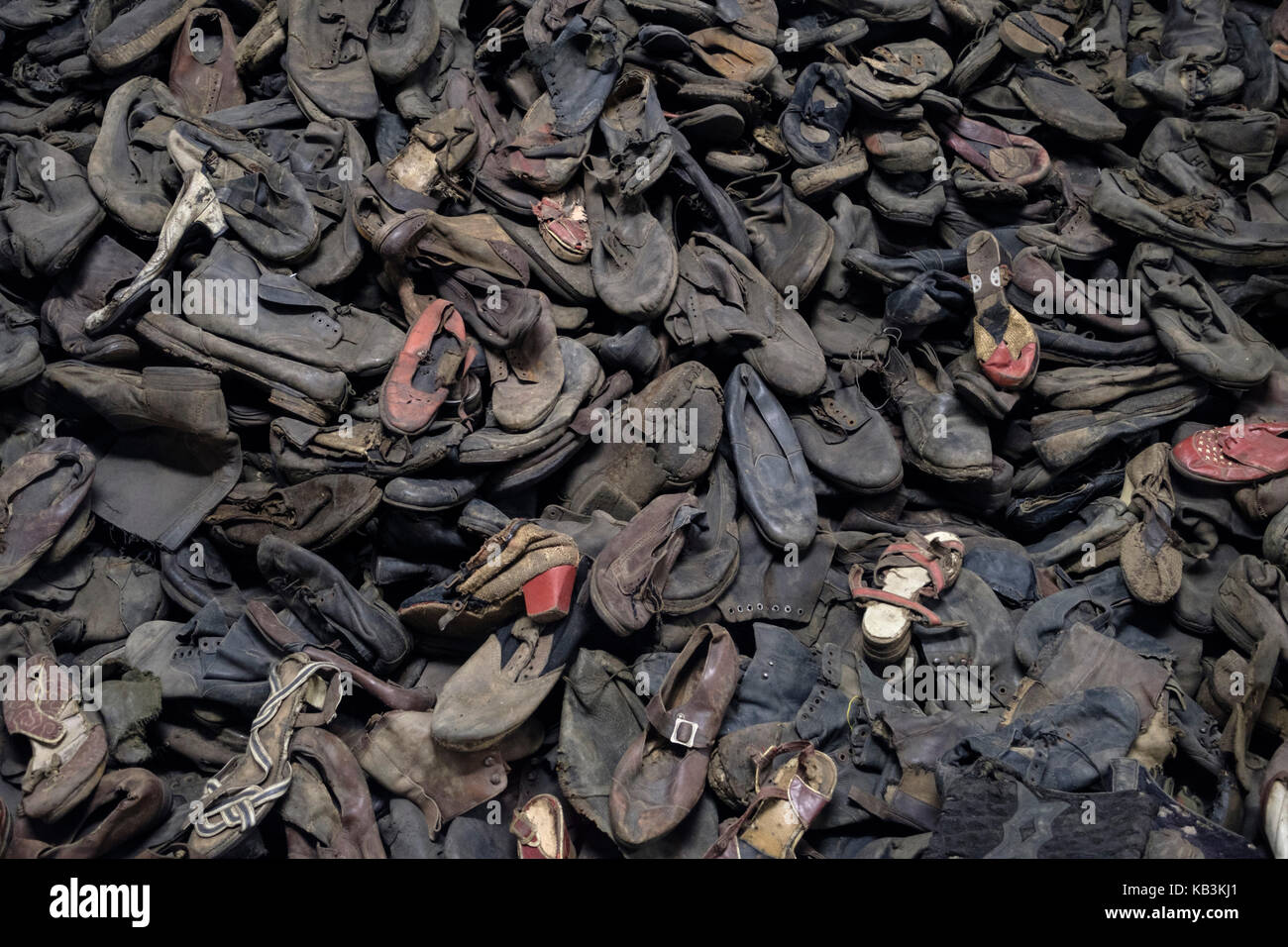 Pile de chaussures appartenant à des prisonniers à Auschwitz camp de ...
