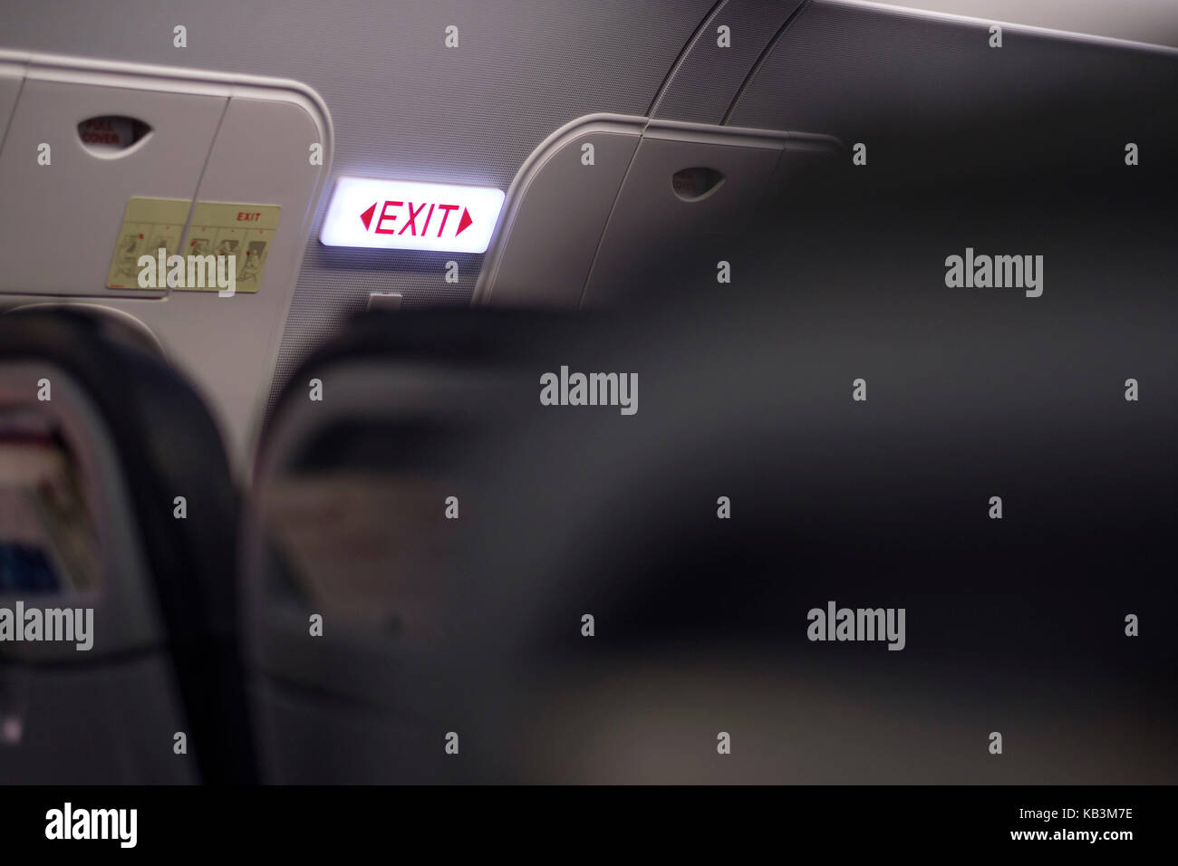 Airplane cabin interior exit sign Banque de photographies et d’images à ...