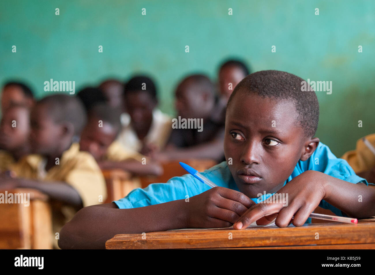 Une fille de l'école d'œil jusqu'à lire le tableau noir, le Rwanda, l ...