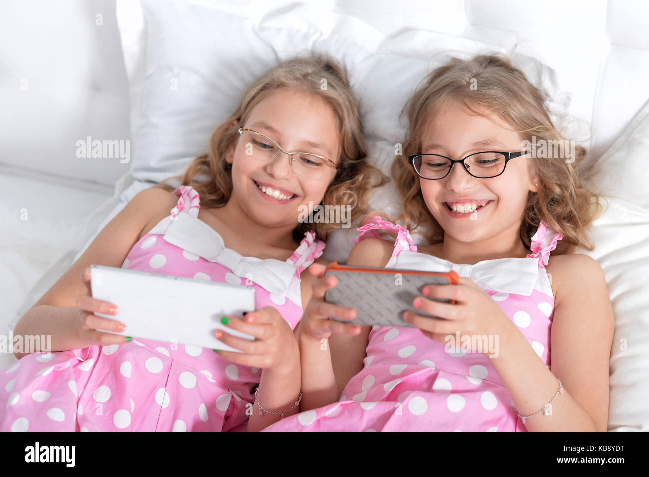 Enfants avec smartphones Banque de photographies et d’images à haute résolution - Alamy