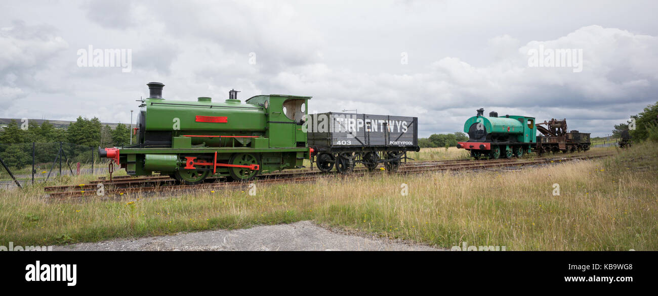 Locomotive à vapeur industrielle et du charbon sur chariot afficher ...