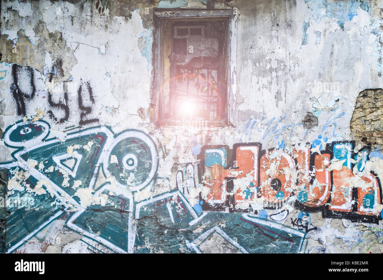 Belle rue art du dessin créatif de couleurs abstraites sur les murs de ...