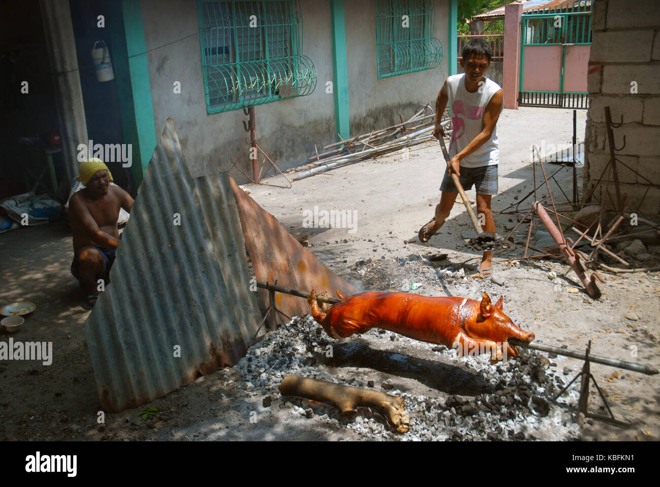La cuisson d'un cochon à la broche sur un feu ouvert, Angeles ...