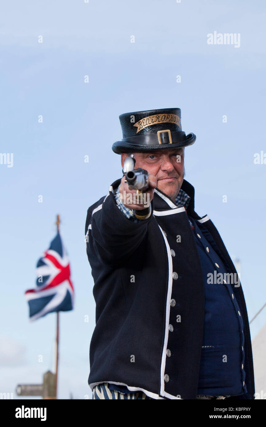 Dix-huitième siècle marine britannique seaman visant pistolet, tel qu ...