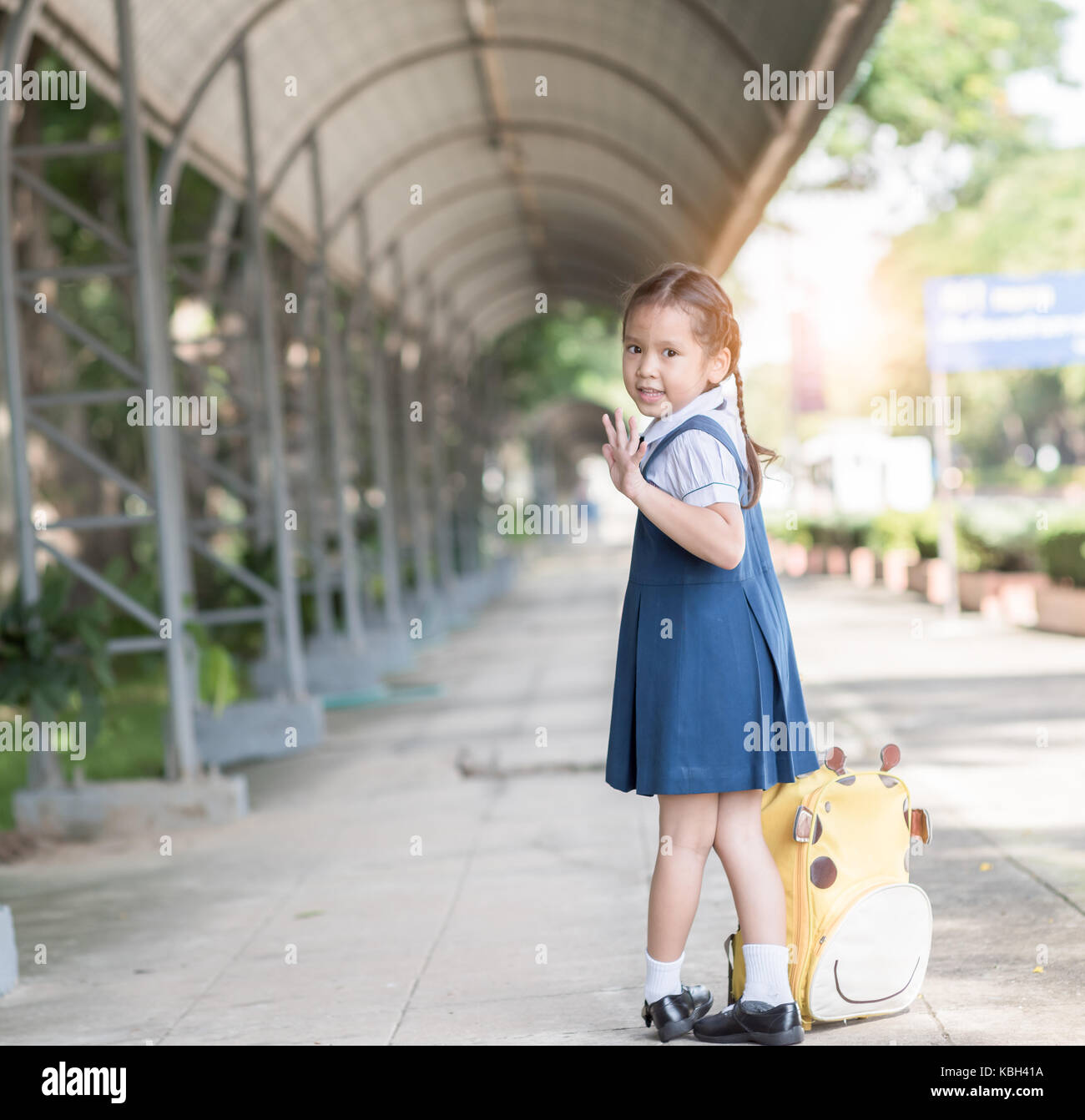 Cute asian avec sac et prêt de nouveau à l'école, l'éducation concept ...
