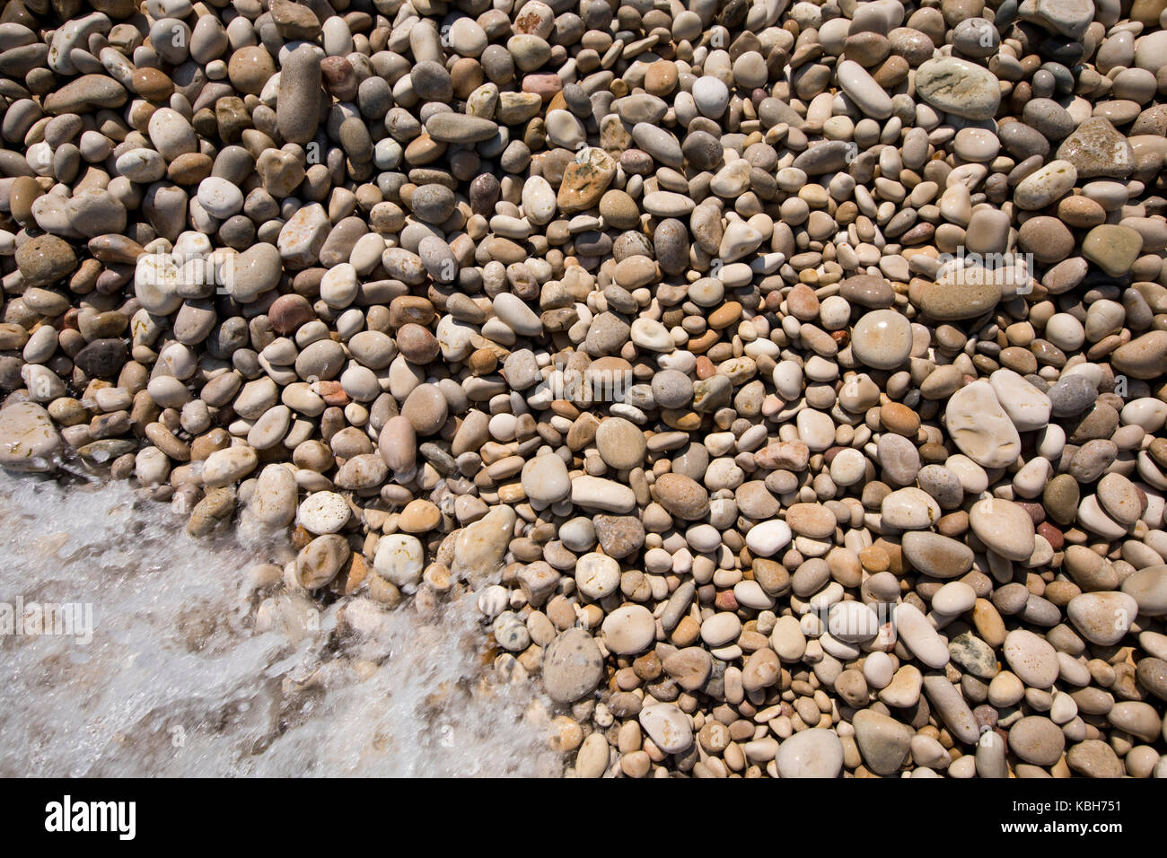 Vagues sur les plages de galets Banque de photographies et d’images à ...