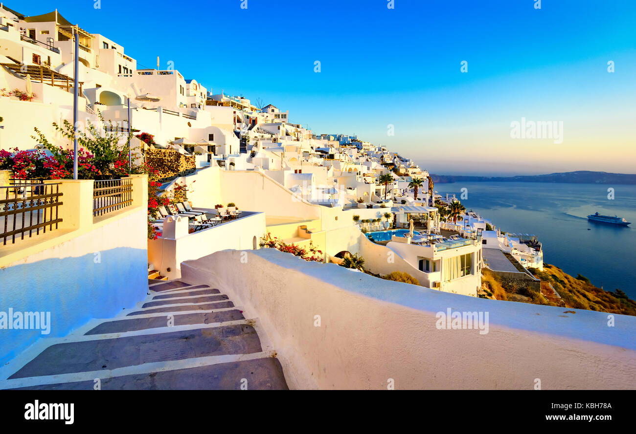 Rues de Fira, santorini island, Grèce. et traditionnel célèbre maisons ...