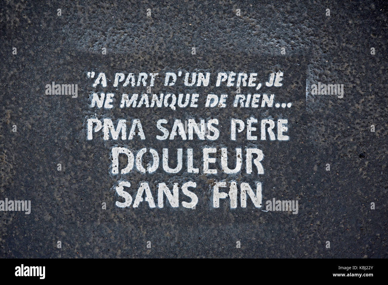'La PMA Sans pere' stencil sur un trottoir à Paris, France Photo Stock ... 'La PMA Sans pere' stencil sur un trottoir à Paris, France Photo Stock ...