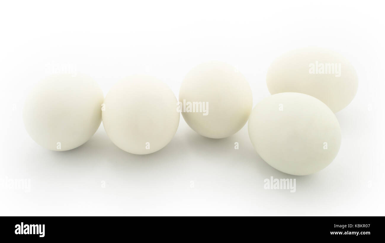 Cinq œufs blancs, isolé sur fond blanc Photo Stock - Alamy