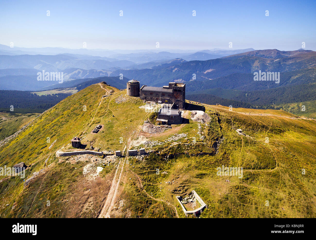 Ancien observatoire abandonné sur le mont pip Ivan dans les Carpates ...