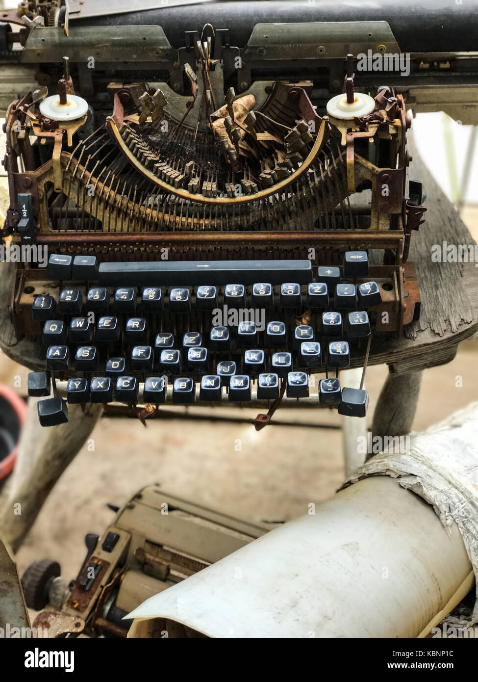 Machine à écrire ancienne rétro défectueux inutiles, écrivain ...