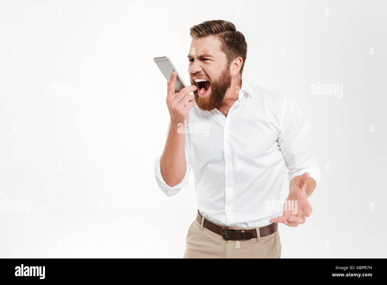 Droit de crier angry young man standing émotionnelle barbu blanc sur ...