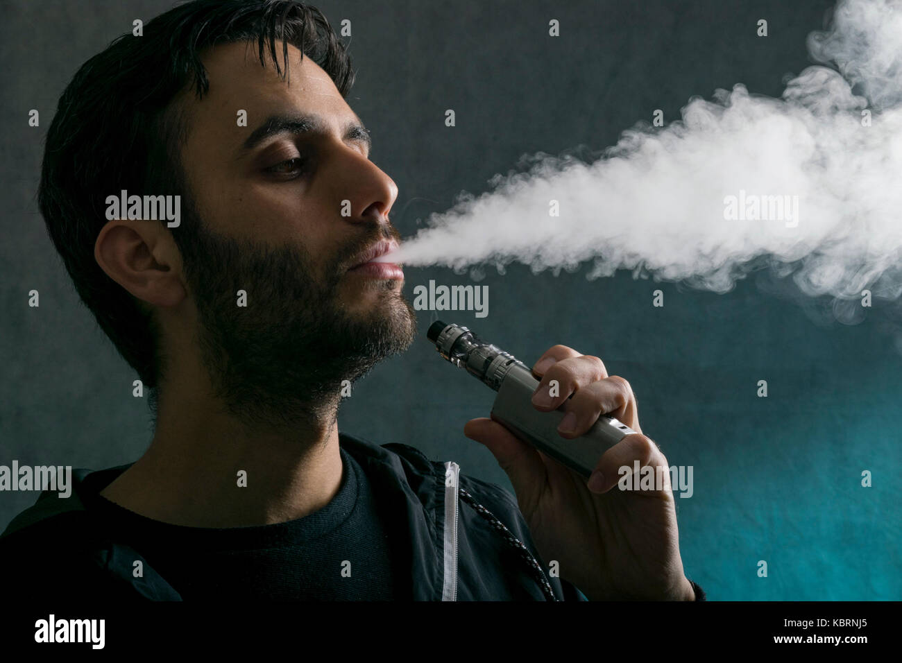 En utilisant un stylo vape Banque de photographies et d’images à haute ...