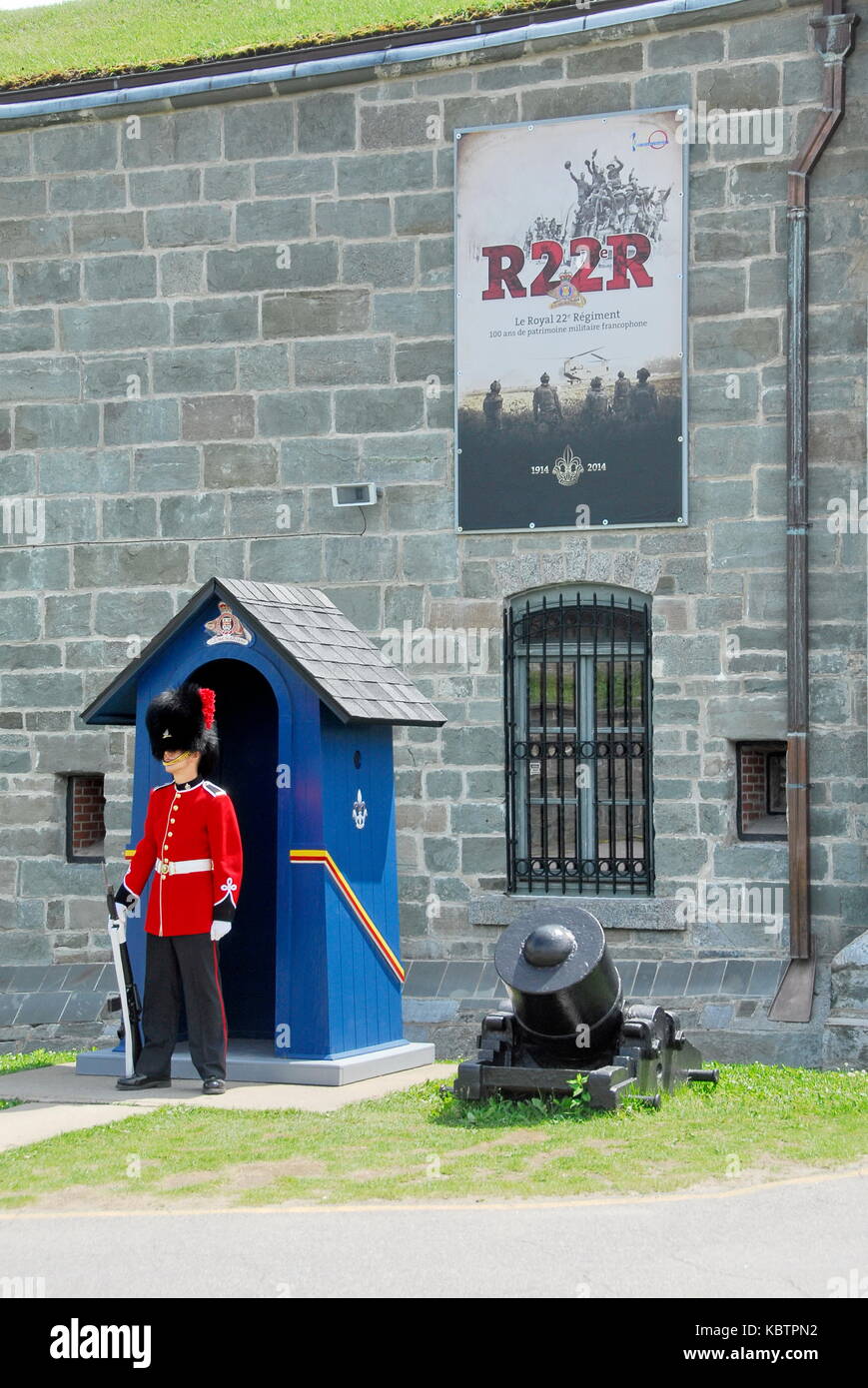 22e régiment canadien-français à sentry entrée de la Citadelle de ...