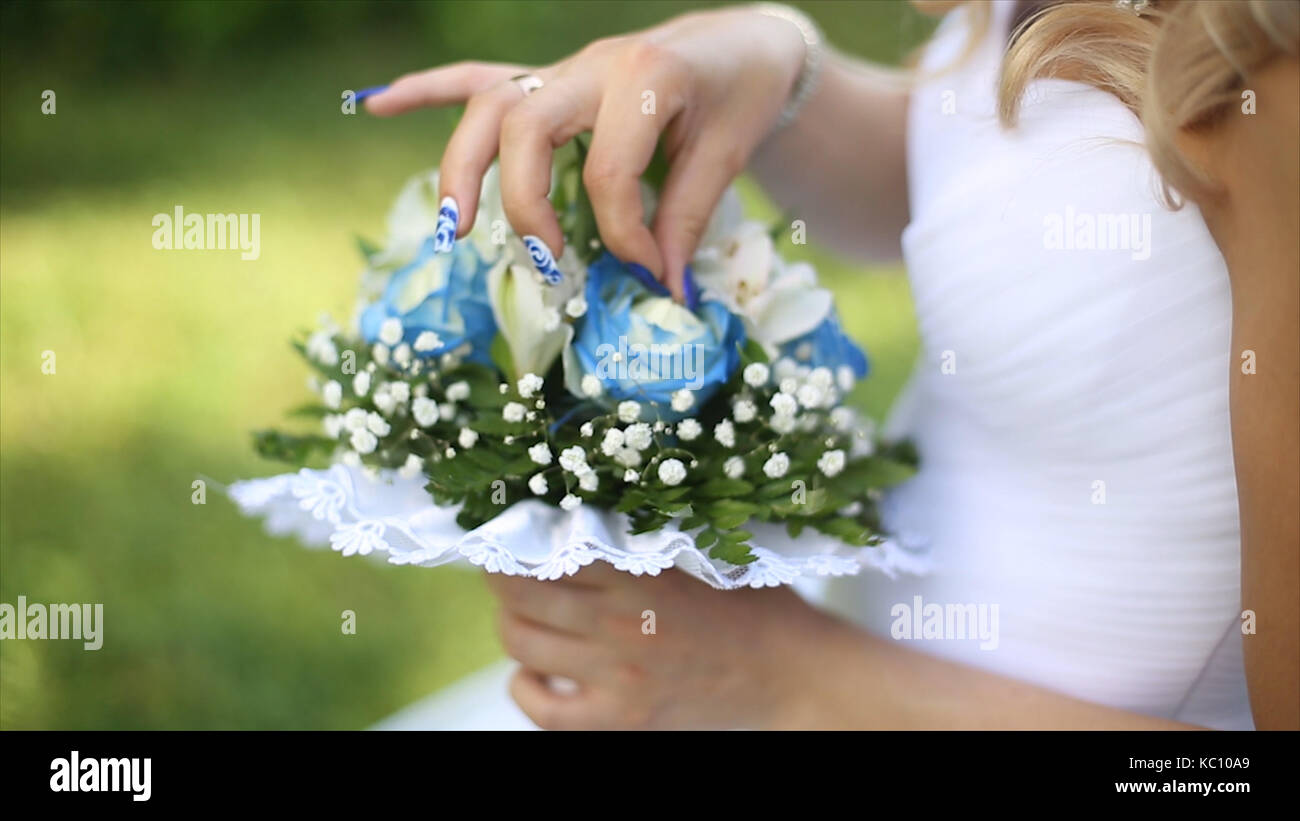 Magnifique bouquet de couleurs différentes dans les mains de la mariée ...