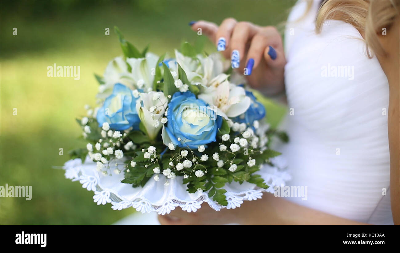 Magnifique bouquet de couleurs différentes dans les mains de la mariée ...