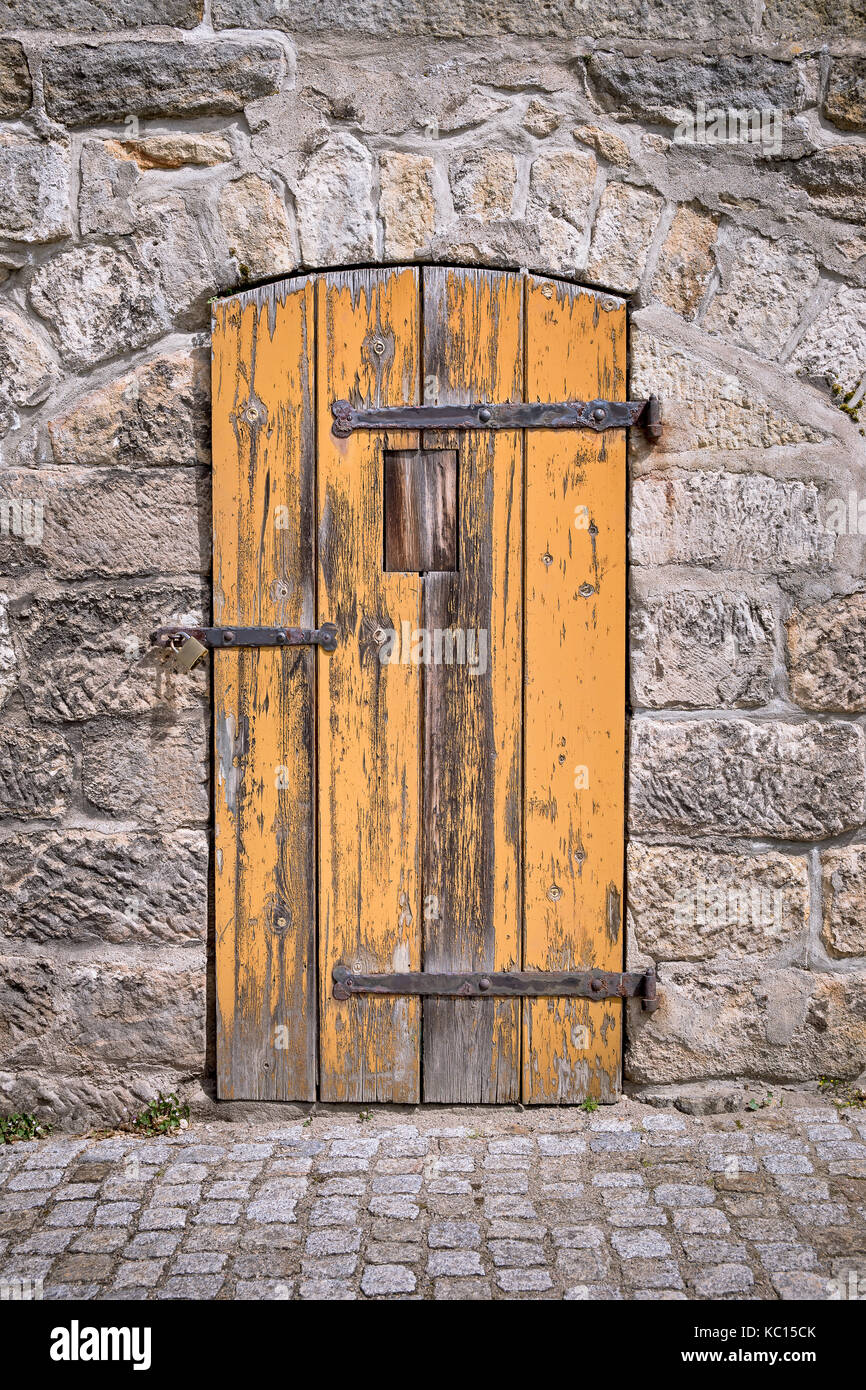 Porte en bois dans mur de pierre Banque de photographies et d’images à ...