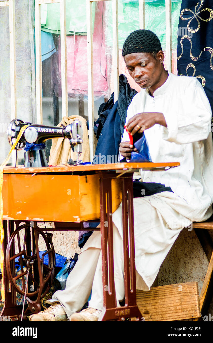 African man sewing Banque de photographies et d’images à haute ...